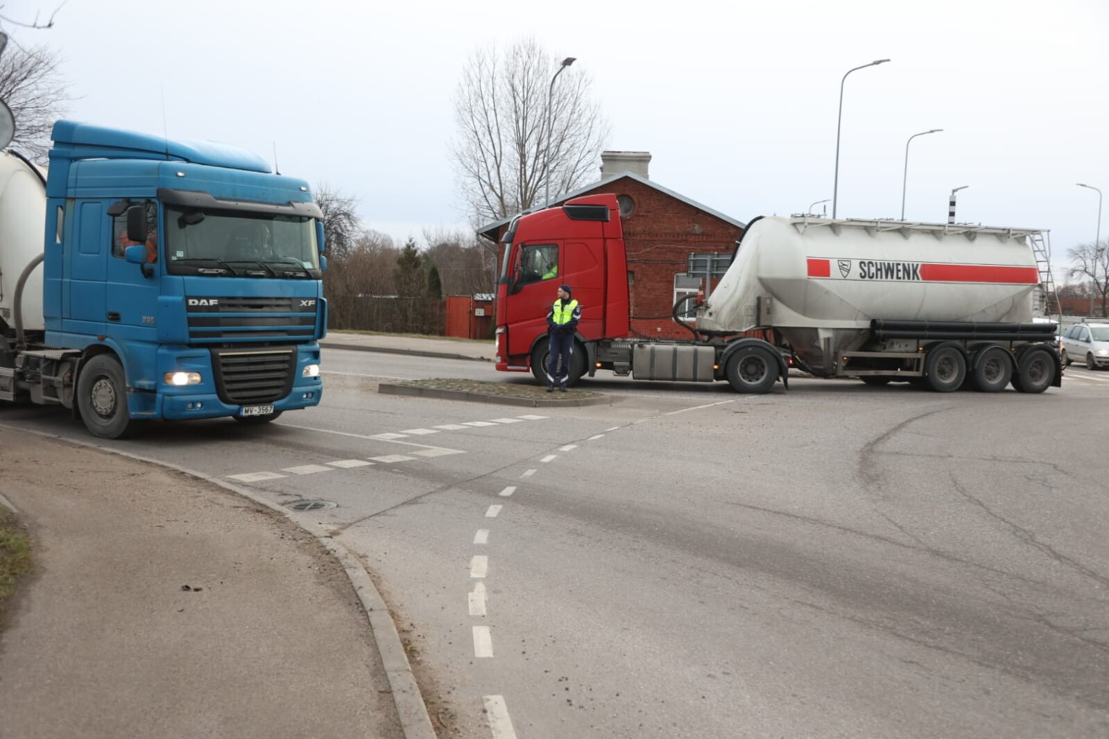 Foto: Cukura ielas aplī bija noplīsis kravas auto | liepajniekiem.lv