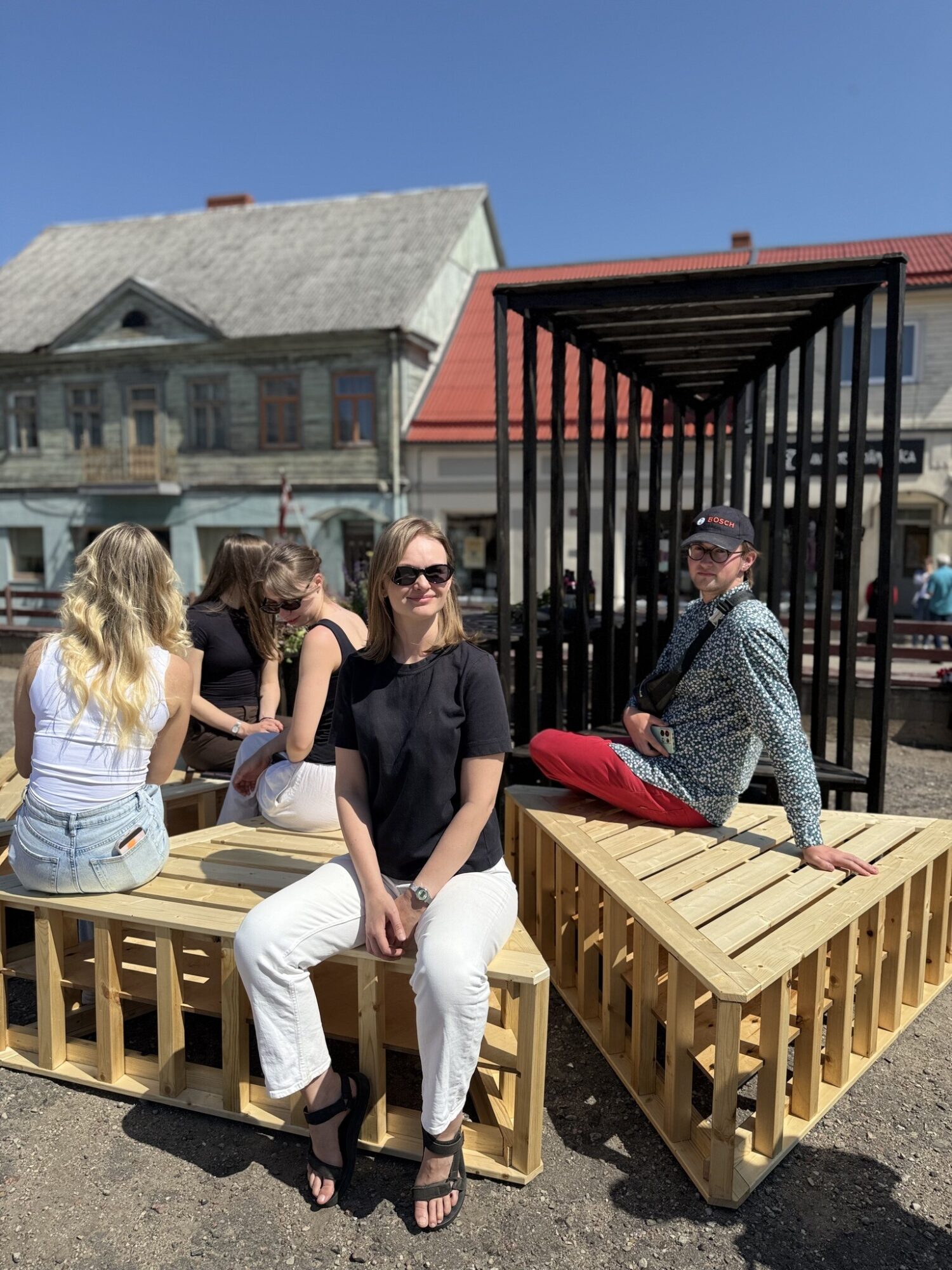 Foto: Aizputē atdzimst vecais tirgus laukums – atklāta pagaidu pilsētas ...