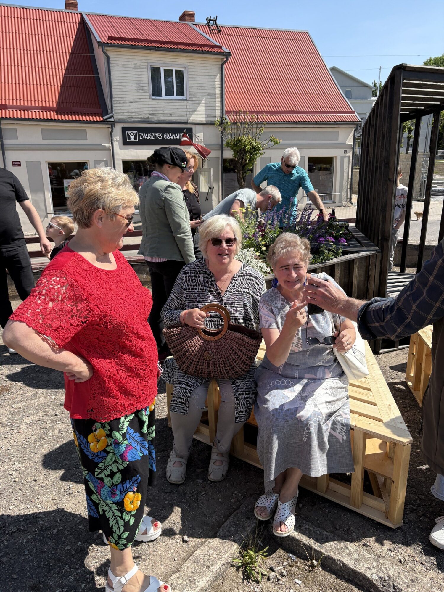 Foto: Aizputē atdzimst vecais tirgus laukums – atklāta pagaidu pilsētas ...
