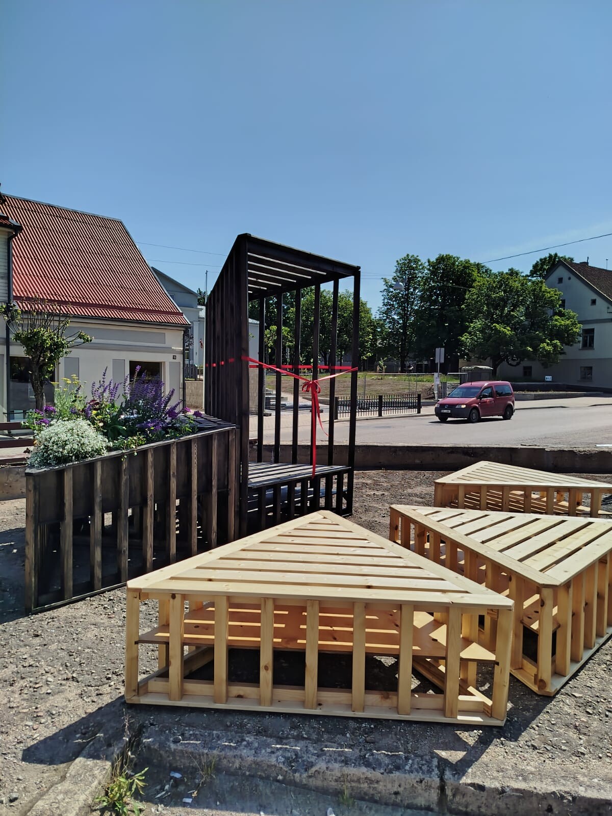 Foto: Aizputē atdzimst vecais tirgus laukums – atklāta pagaidu pilsētas ...