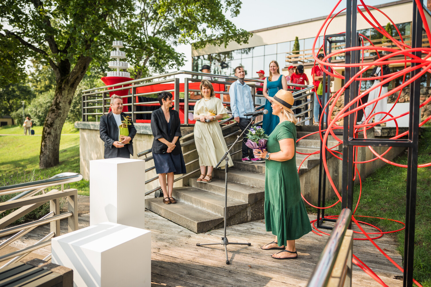 Foto un video: “Liepāja 2027” pie Ālandes upes atklāj jaunu mākslas ...