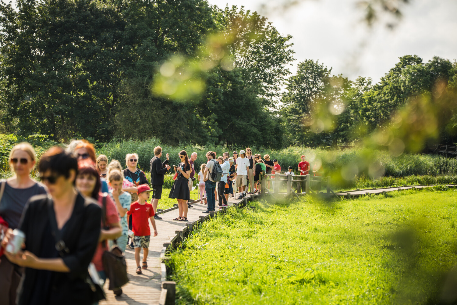 Foto un video: “Liepāja 2027” pie Ālandes upes atklāj jaunu mākslas ...