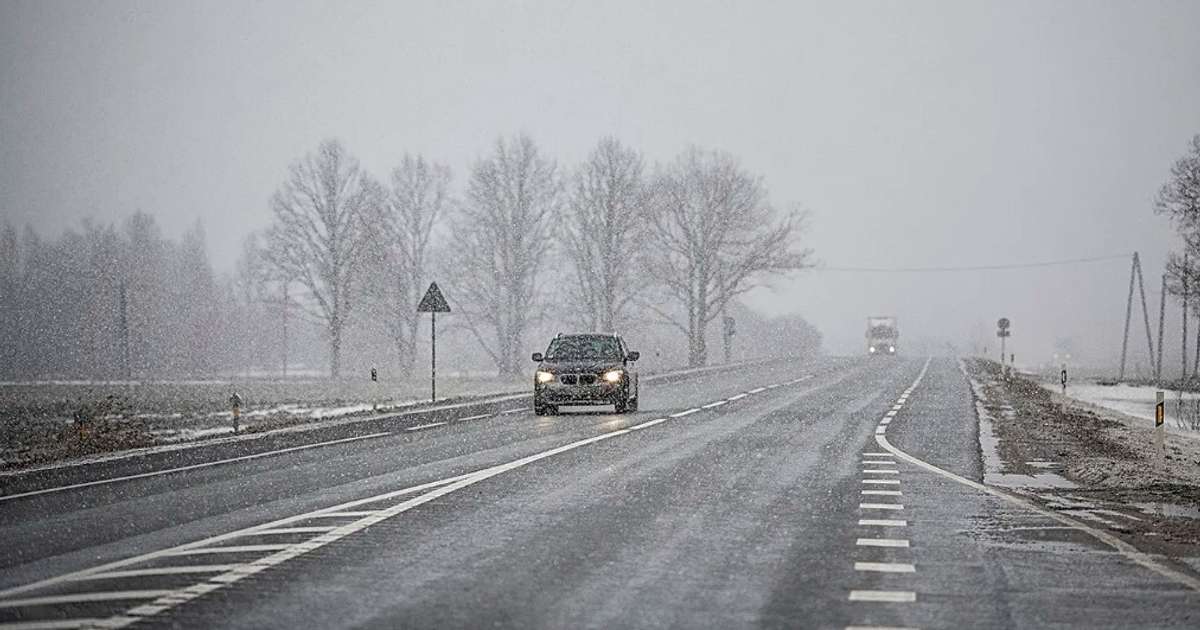 Sniega un apledojuma dēļ lielā daļā Latvijas braukšanas apstākļi ir ...