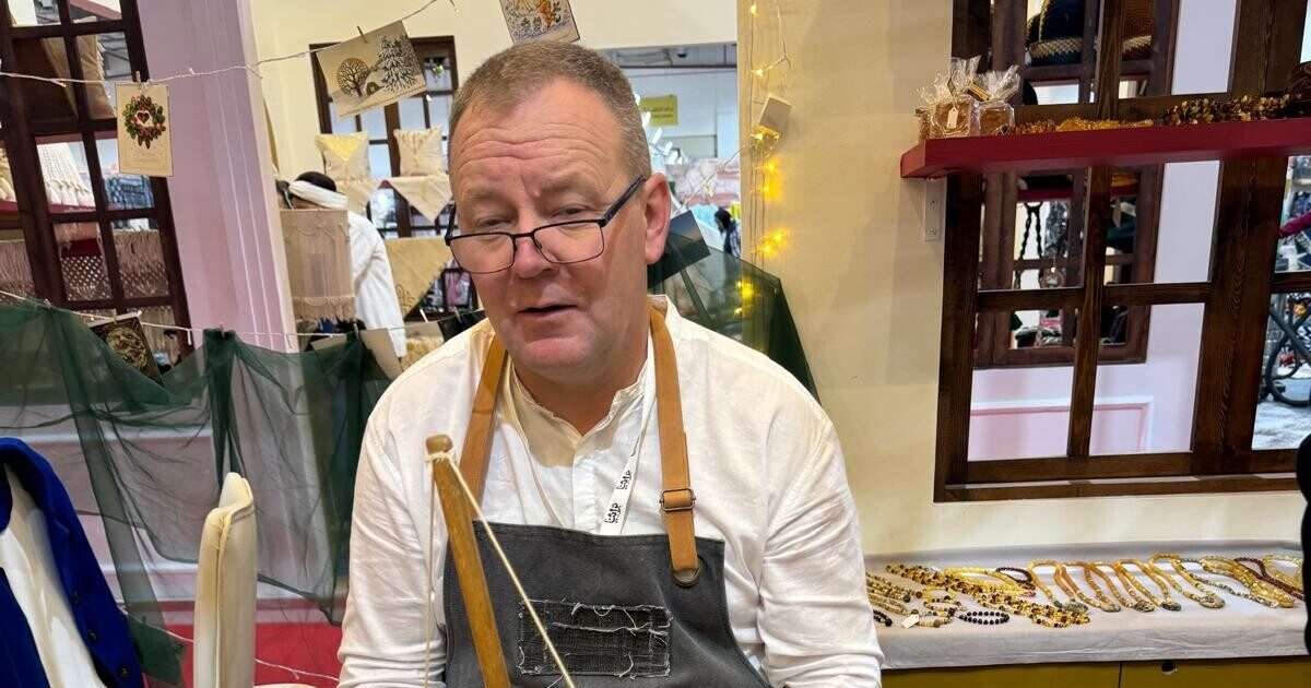 Foto: Meistars Harijs Kalējs izvedis latviešu dzintara apstrādes ...