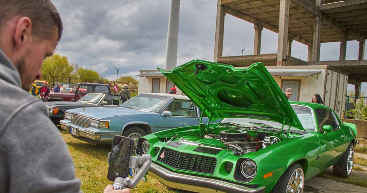 Foto un video: “Retro Liepāja” – šovs, prieks, troksnis un jaunības ...